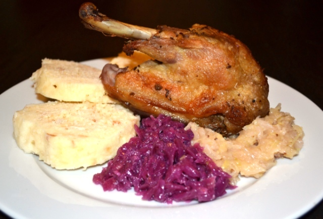 Pomalu pečená kachna s dvojím zelím a knedlíkem :: Just FOOD
